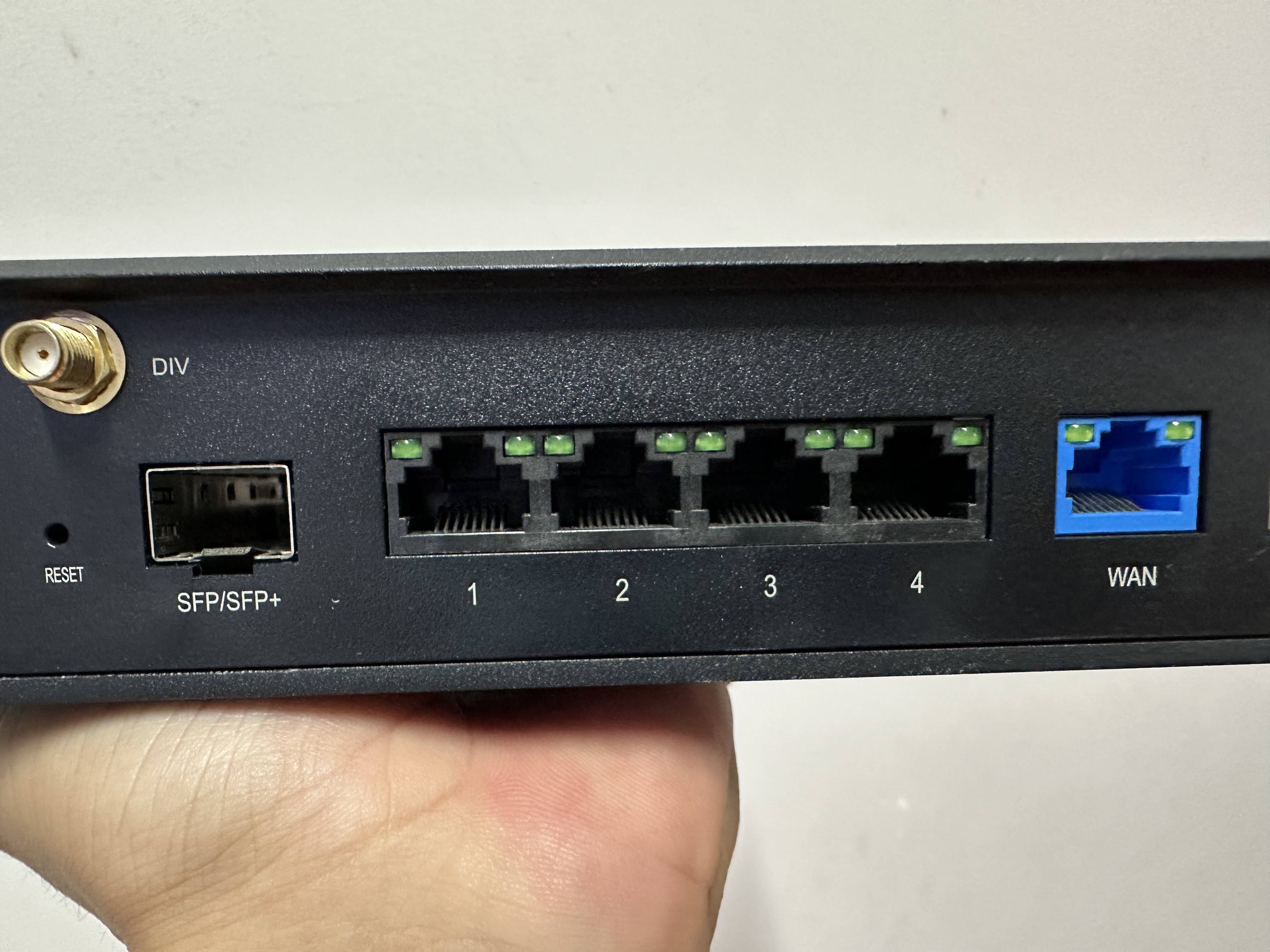 TQ: Đấu giá router cân bằng tải Cradlepoint E300, tích hợp wifi chuẩn ax, tùy chọn 4G/5G, kt ...