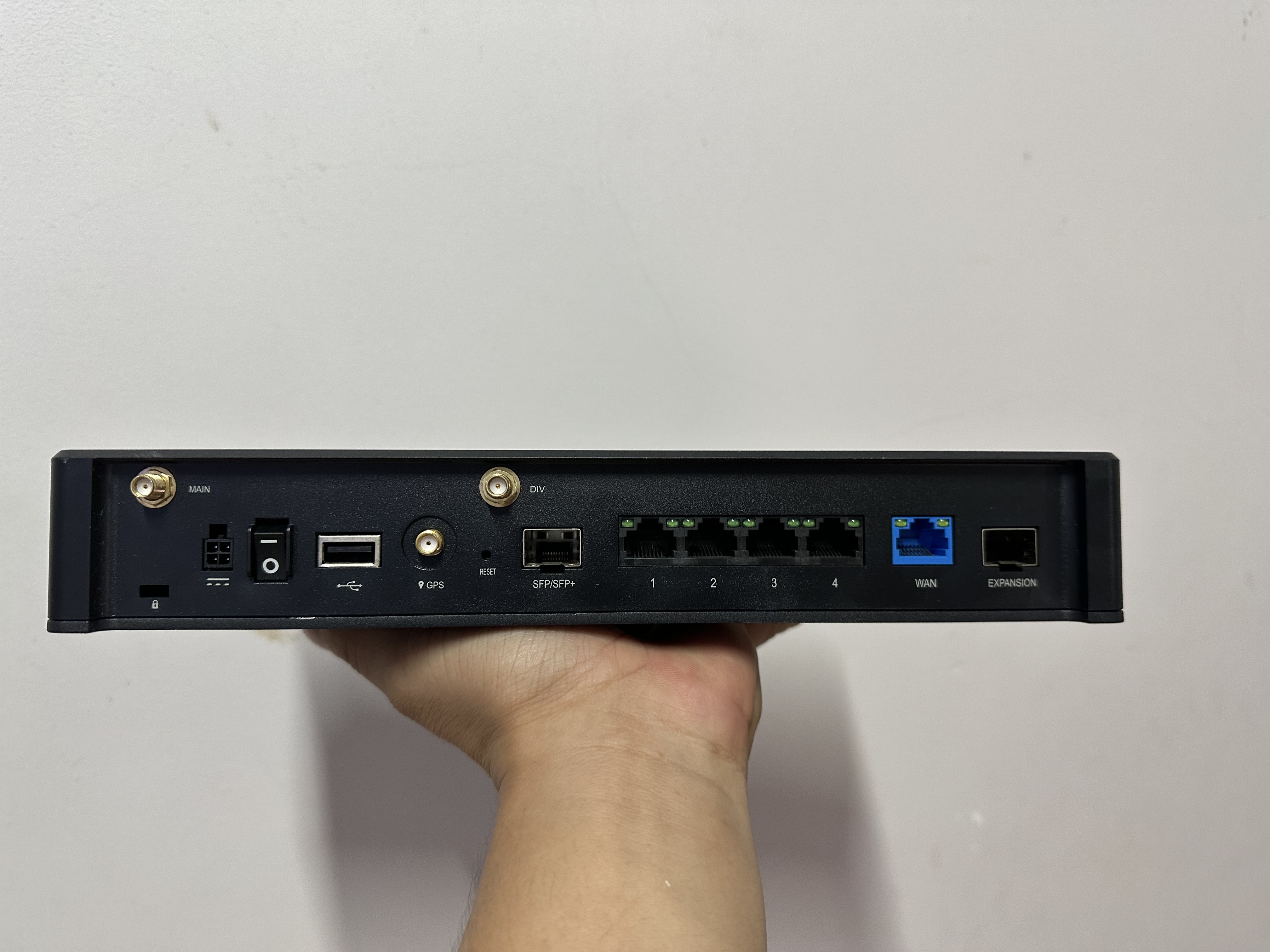 TQ: Đấu giá router cân bằng tải Cradlepoint E300, tích hợp wifi chuẩn ax, tùy chọn 4G/5G, kt ...